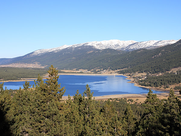 Vacances à la montagne près d'un lac - MMV